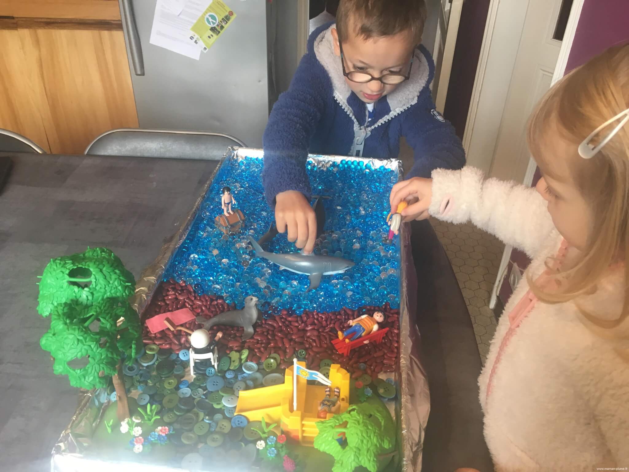 Bac sensoriel sur le thème de la mer - Le blog de Maman Plume